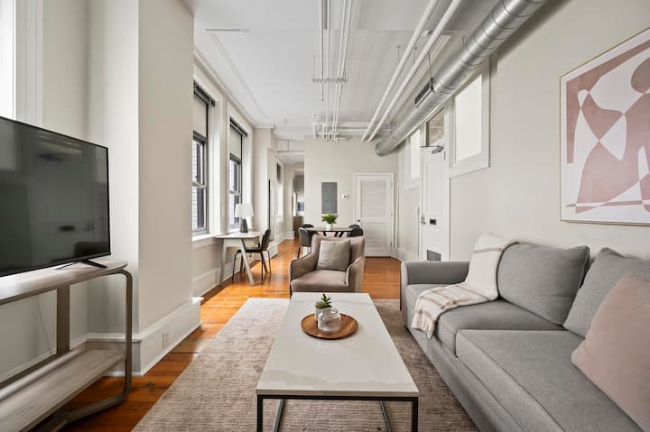 Landing | Stylish 1bd, Gym - Nashville