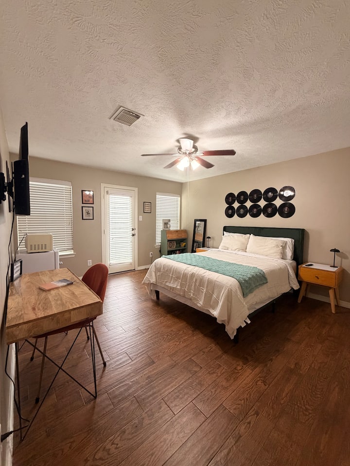 Retro Retreat In Greater Heights - Upgraded - Houston, TX