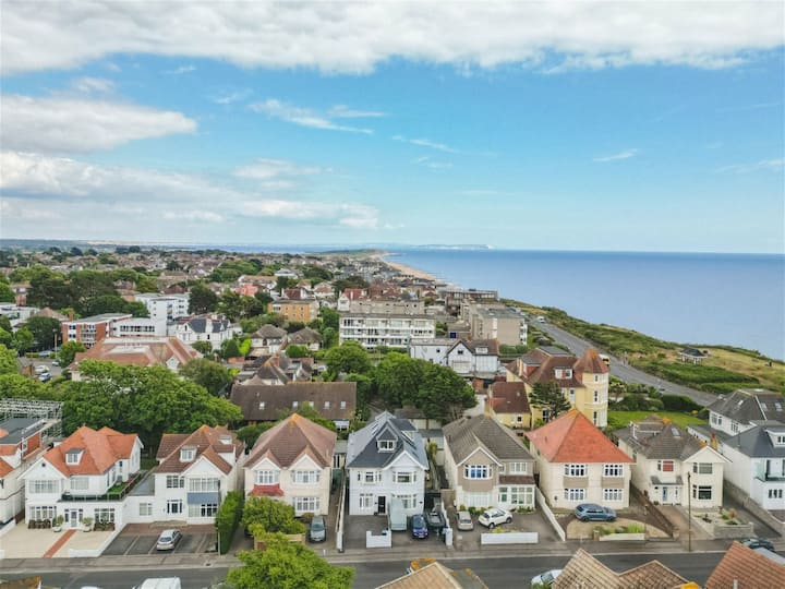 Azure By The Sea – 5 Bed Southbourne Beach House - Bournemouth