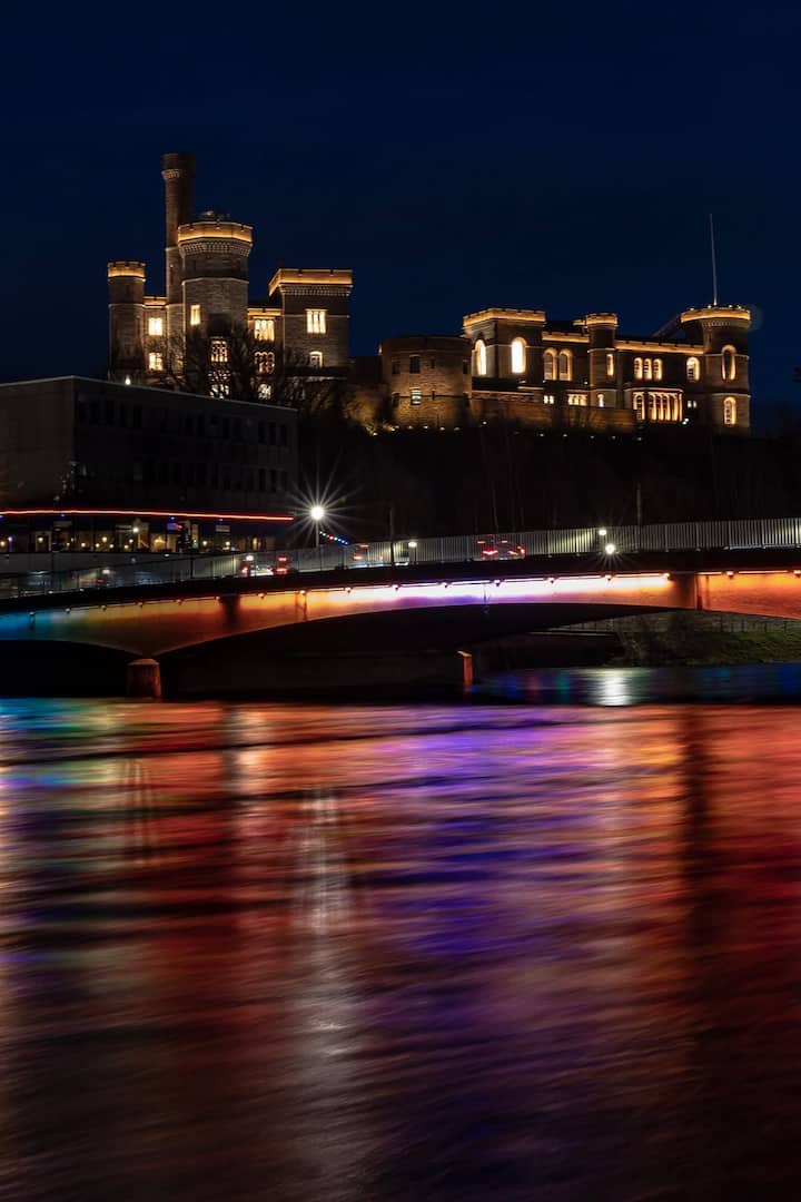 River & Castle View Apartment - With Parking - Inverness