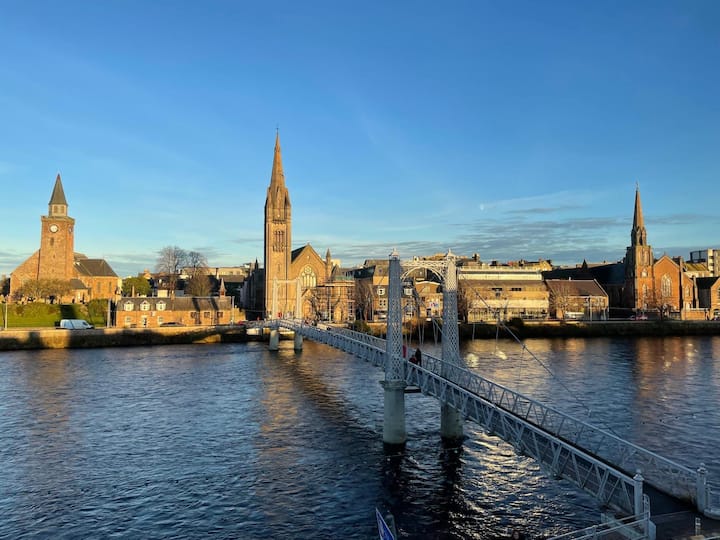 River Facing Apartment - Sleeps 4, With Parking - Loch Ness