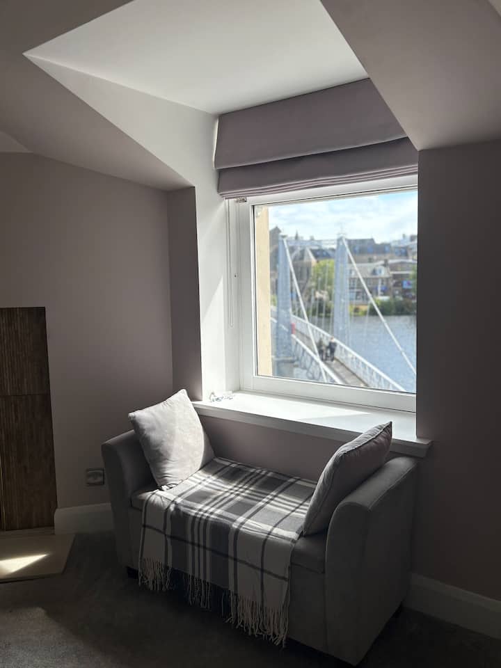 River Facing Apartment - Sleeps 4 - With Parking - Loch Ness