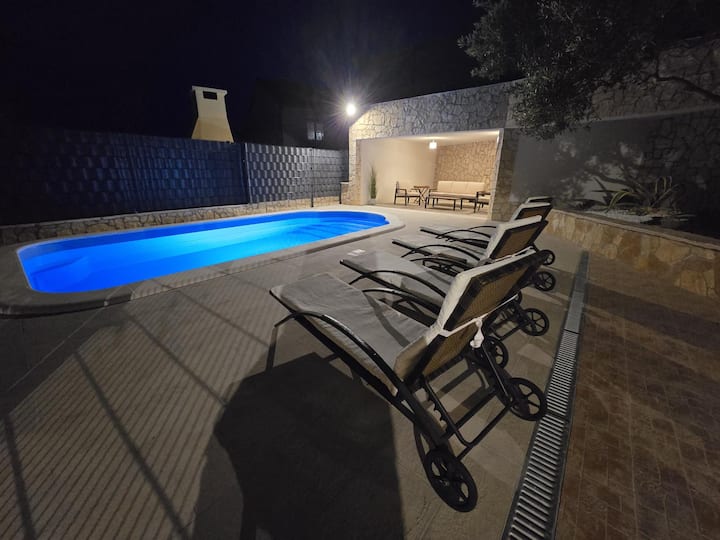 Holiday Home With Private Pool - トロギル