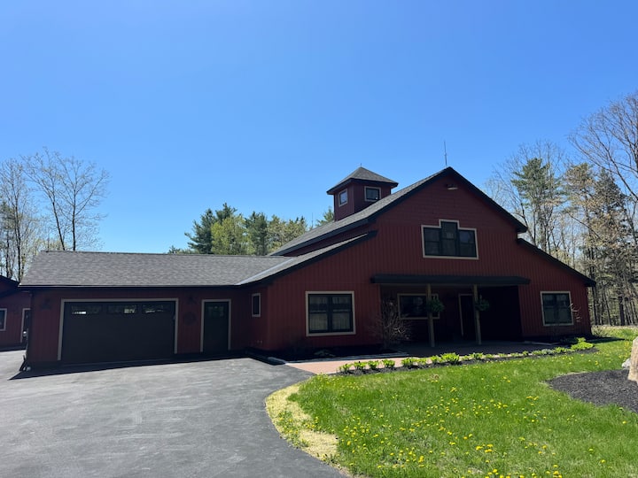 The Hunter’s Lodge ~ Beautiful Country Setting - Gardiner, ME
