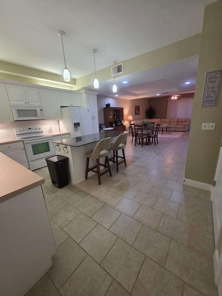 Relaxing , Cozy Townhouse W/ Pool Near Disney - Kissimmee, FL