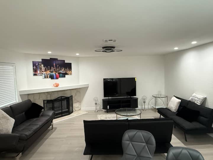 2 Bed 2 Bath Condo At The Lakes. - Las Vegas, NV