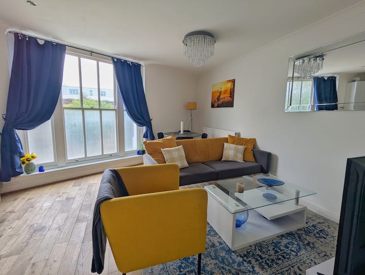 Stylish & Spacious 1 Bed Flat Next To Station - Londen