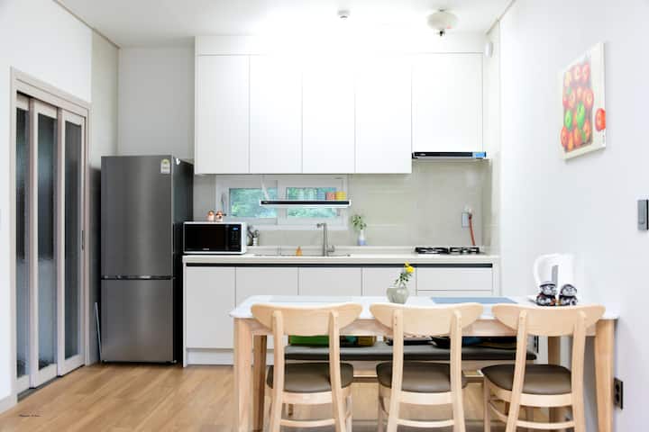 애월 제주 돌담 하우스 동가래 민박
신상 독채/힐링 숙소/한달살기 - Jeju-si