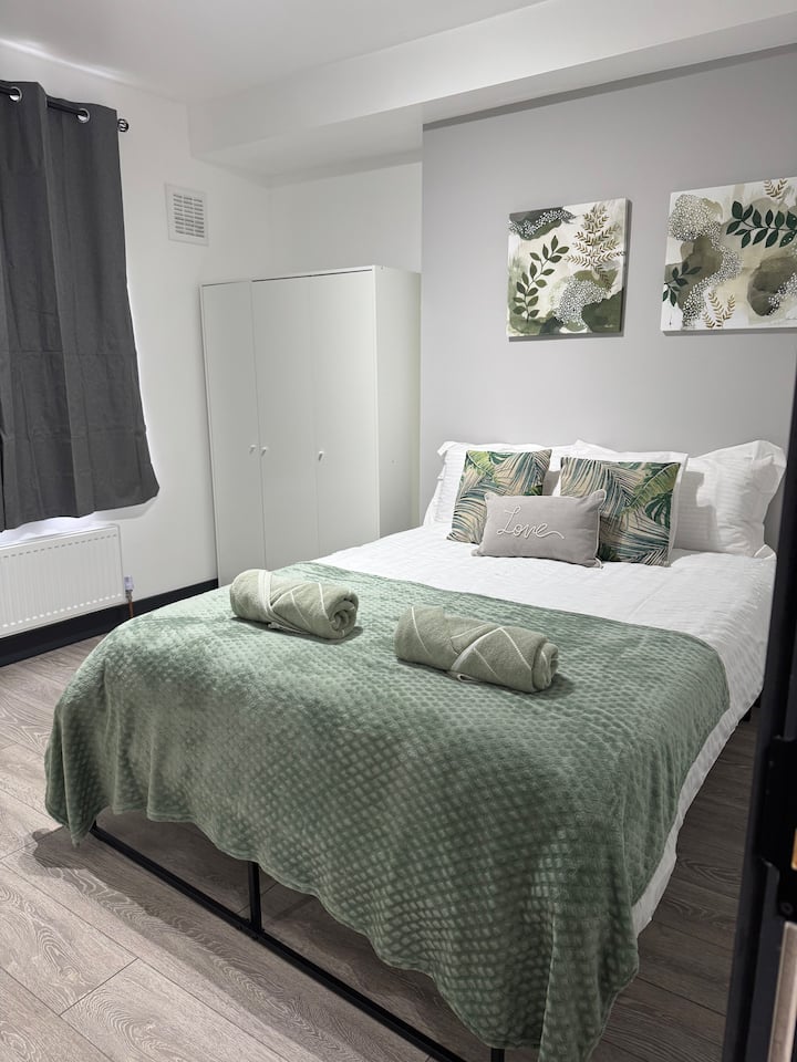 2 Bed Flat In Shepherd’s Bush - London