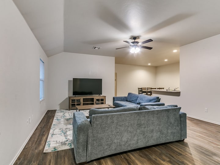 Superhost! Walk To Downtown Edmond! King Bed! - Edmond, OK