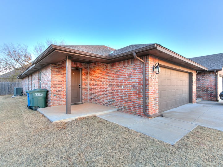 Superhost! Walk To Downtown Edmond! King Bed! - Edmond, OK