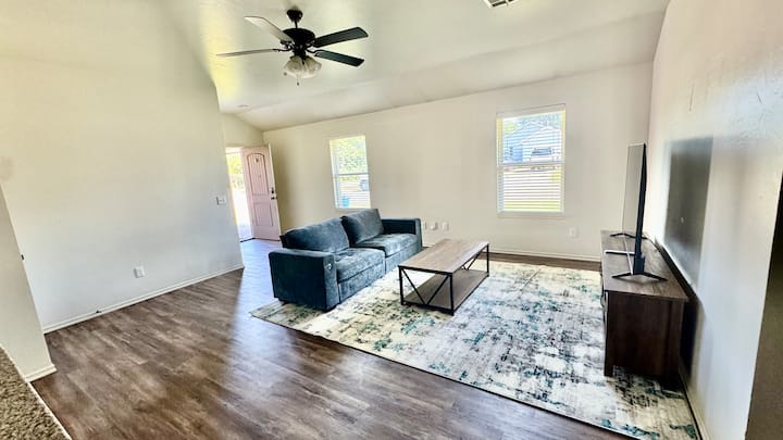 Superhost! Walk To Downtown Edmond! King Bed! - Edmond, OK