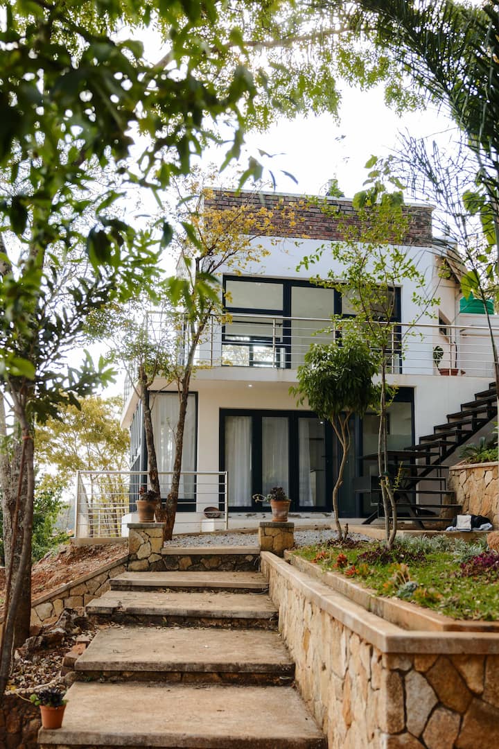 Modern Hilltop 1br | 180° View | Solar | Fast Wifi - Zimbabwe