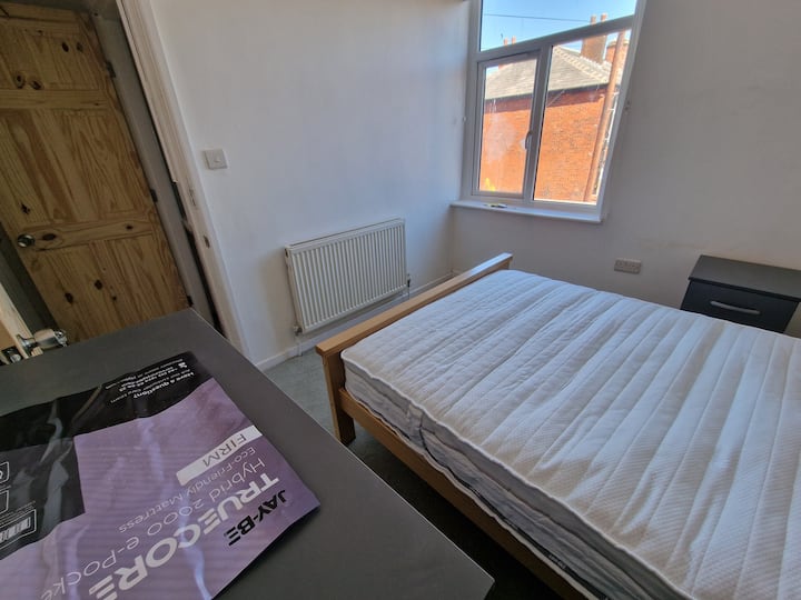 Solo Females Bedding Linen And Towels Provided - Bury
