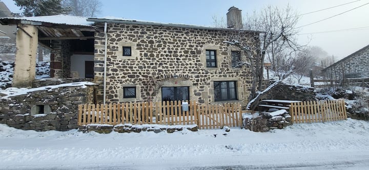 Les Estables Belle Maison Typique Du Mezenc - Les Estables