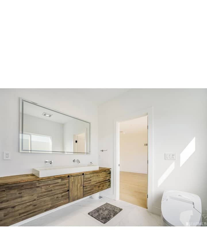 Modern Family Home With Cats - Oakland, CA