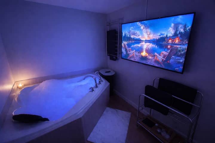 Private Jacuzzi Suite | Close To The River - Saskatoon
