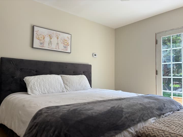 Comfy Room W/ Private Entrance - Pensacola, FL