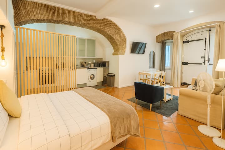 Authentic Alfama Stay | Classic Arch & Easy Access - Lisboa