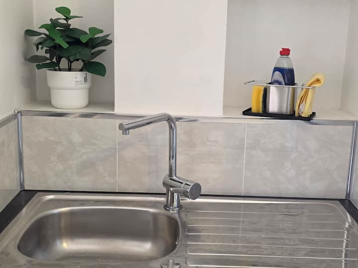 Private Guest Suit|shower,kitchenet & Free Parking - Cardiff