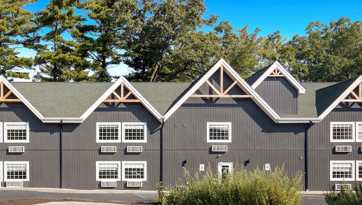 The Vic By Kasa | King Suite - Traverse City, MI