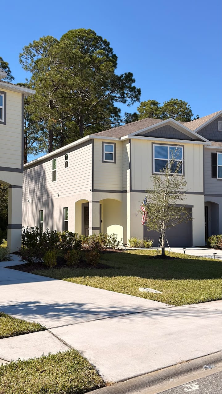 Charming & Cozy Townhouse Near Jax Zoo & Airport - Jacksonville, FL