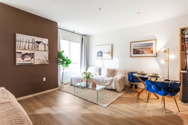 King Bed, Free Reserved Parking, Pool, Gym Jacuzzi - Beverly Hills, CA