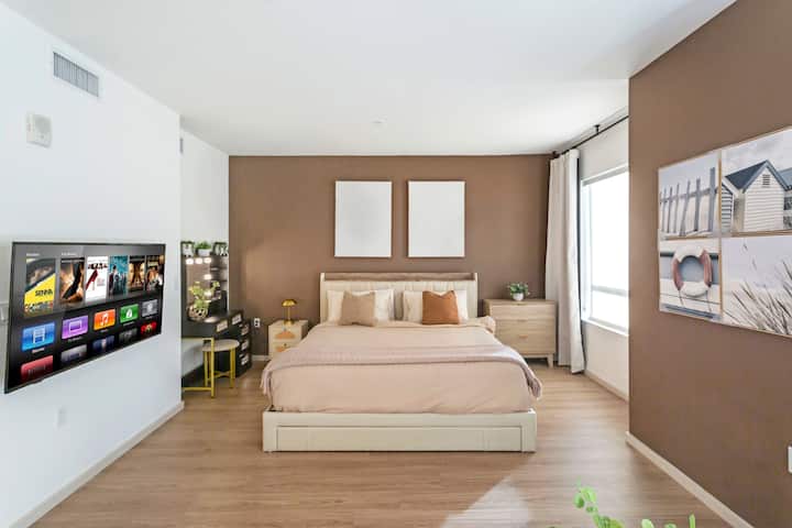 King Bed, Free Reserved Parking, Pool, Gym Jacuzzi - Los Angeles, CA