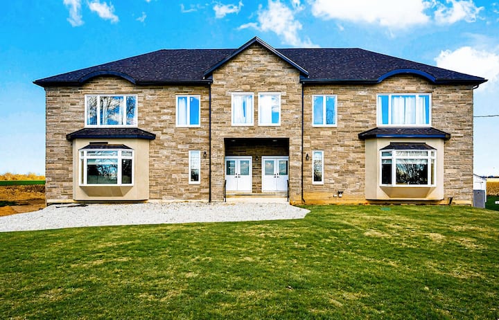 Chattage: Lake Erie Luxury Estate W/ Hot Tub - Ontario