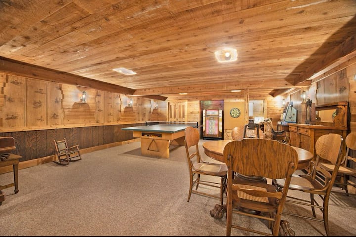 Log Cabin Private Pool Retreat - Wyoming, MI