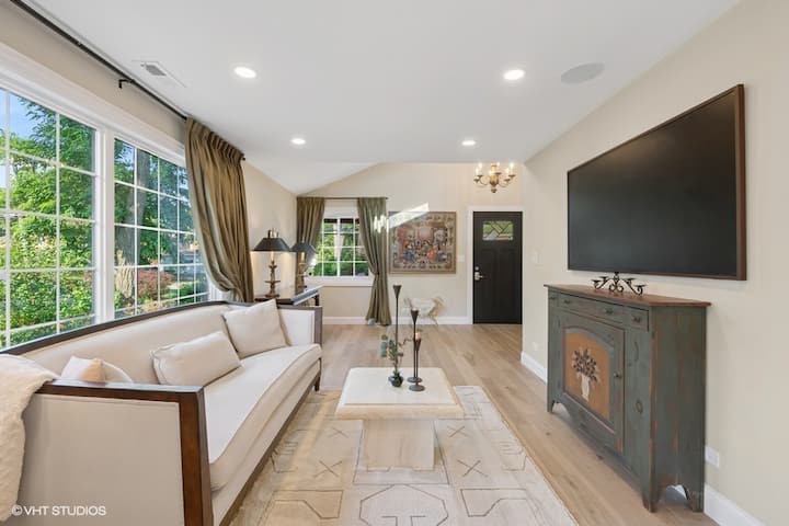 Unassuming Gem • Modern Luxury & Comfort - Des Plaines, IL