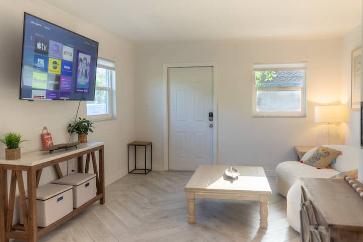 Private Studio/ 3 Miles From Beach - Naples, FL