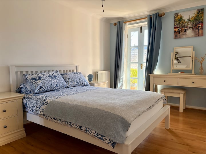 Two Bed, Modern Flat With Parking On Church Street - Chingford