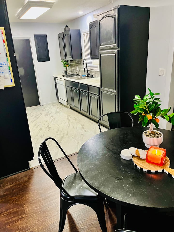 Modern Abode Near St Joseph Hosp - Wichita, KS