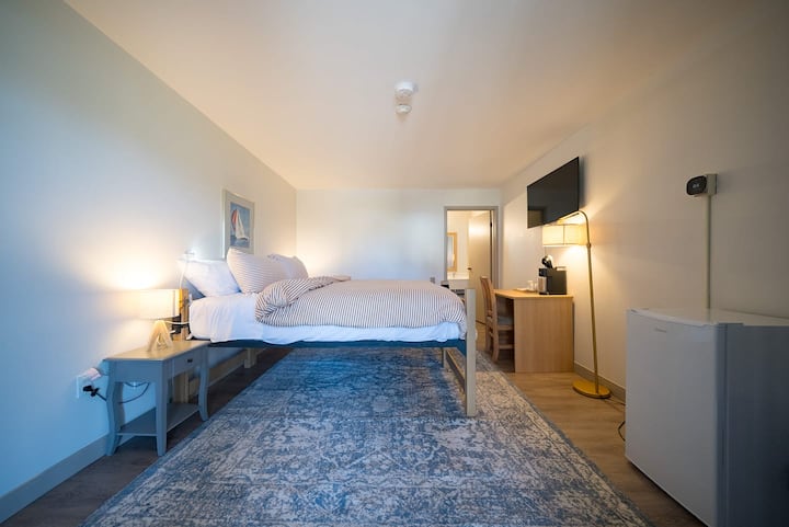 Relaxing King Suite • Walk To The Beach• Sleeps 2 - Port Dover
