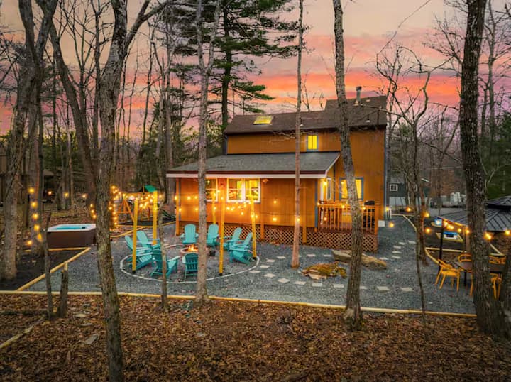 Poconos Play Heaven | Hot Tub, Game Room, Slides! - Tannersville, PA