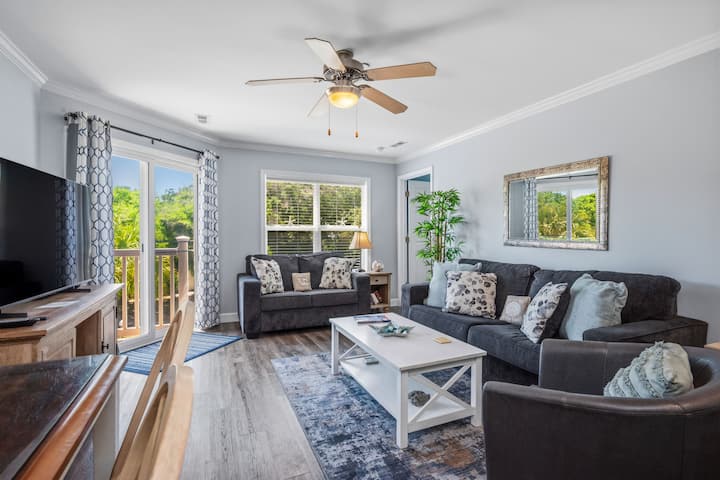 Sea Esta: Condo With Community Pool And Elevator - Oak Island, NC