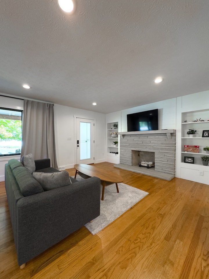 - Relaxin' On Maxwell - - Bloomington, IN