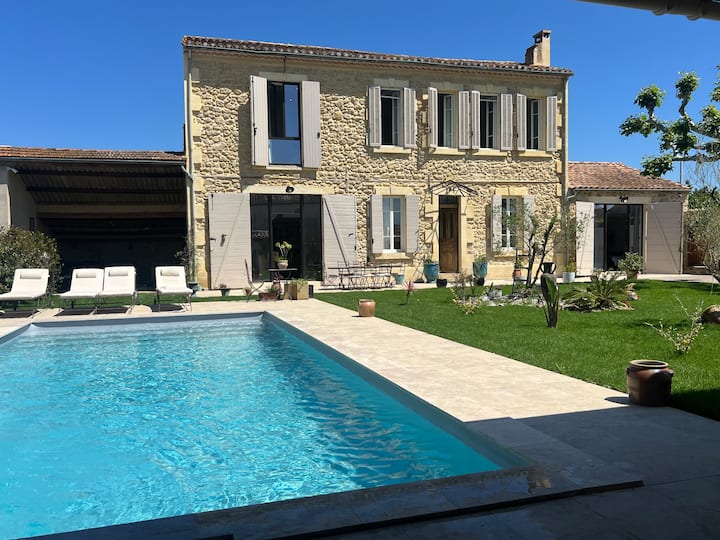 Maison Avec Piscine Chauffée
Connexion Fibre - Salon-de-Provence