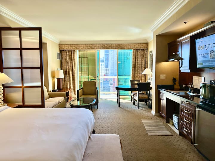 Vegas Strip Mgm Hotel Tower 1 - Balcony Studio - SEMA Show