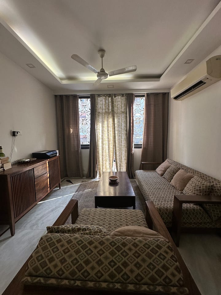 Home 3bhk In Kailash Colony, Families & Friends - New Delhi