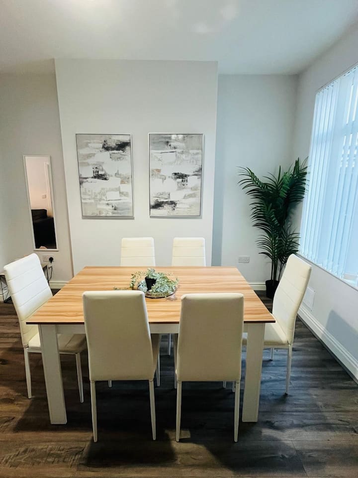 Spacious Home From Home, Parking, Contractors - Liverpool, UK