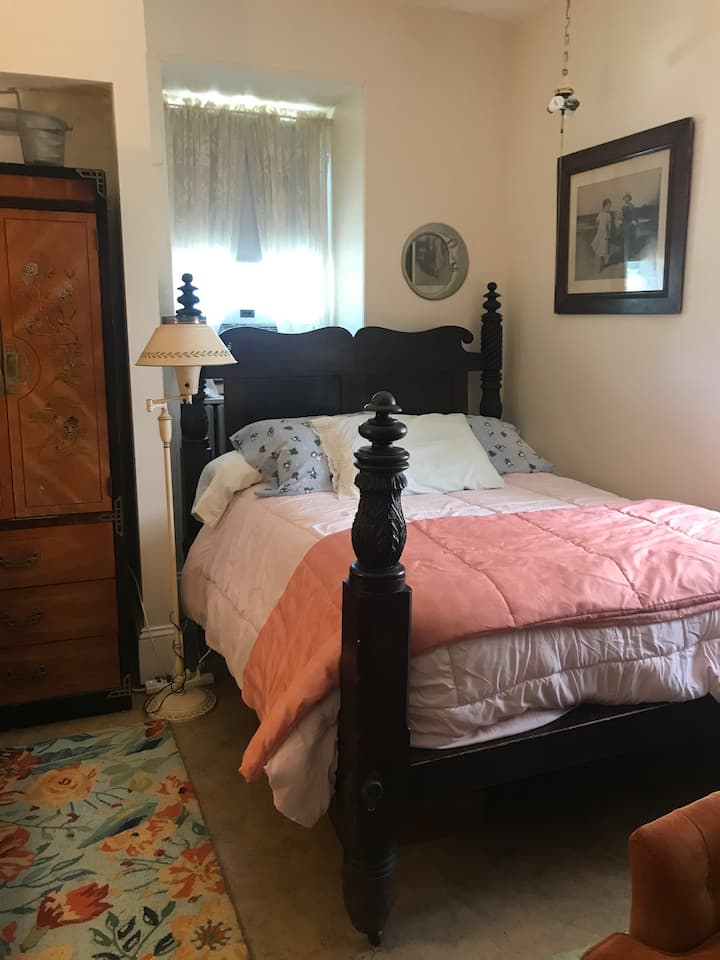 Comfy 3rd Fl Room For Mid Term Rental - Newtown, PA