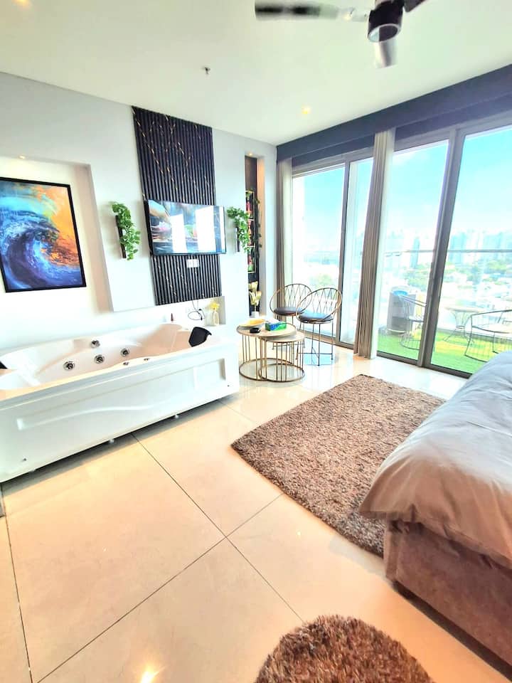 Luxury Jacuzzi High Rise Apartment By Agh - 古爾岡