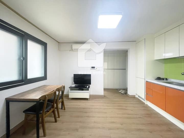 Sunlight-good Ventilation (Semi-basement Room) - Seoul