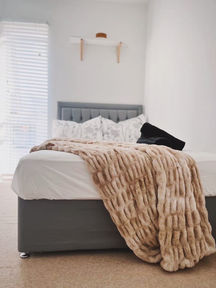 Cosy Double, Easy Transit Links. - Epsom