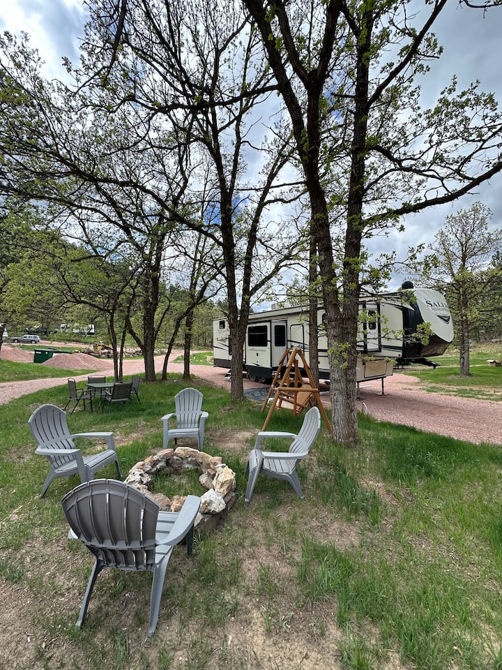 5th Wheel Camper By Mt Rushmore - Keystone, SD