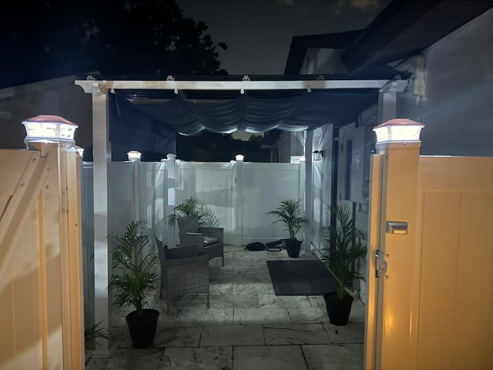 Sunshine Circle Getaway - Tampa, FL