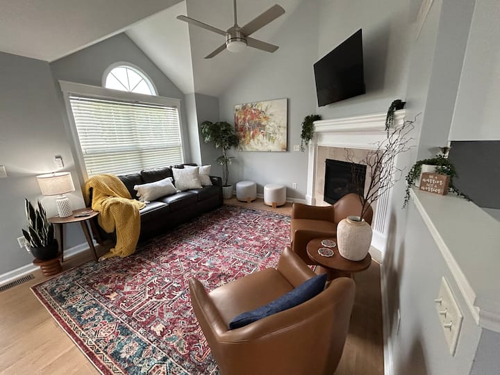Stylish Modern Escape: 4bdrm Sleeps10 Private Yard - Belton, MO