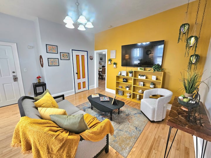 Dazzling Oceanview-4 Train Stop Logan Airport - Revere, MA